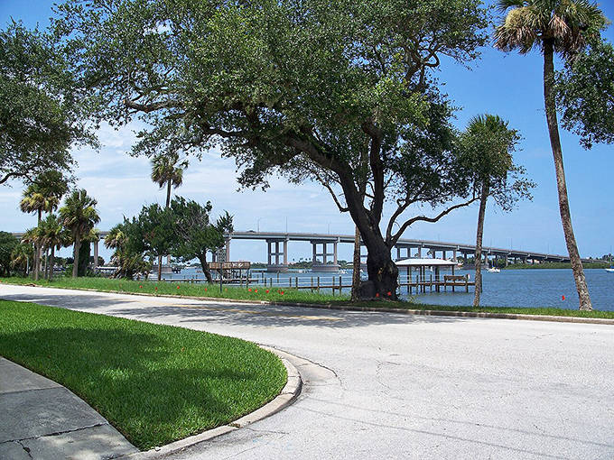 The A1A Scenic Highway in Broward County sandwiches drivers between luxury waterfront properties and the sparkling Atlantic Ocean.