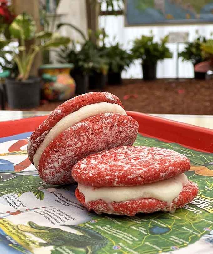 These strawberry sandwich cookies are like the fun cousins of the famous shortcake, equally delicious and dangerously addictive.