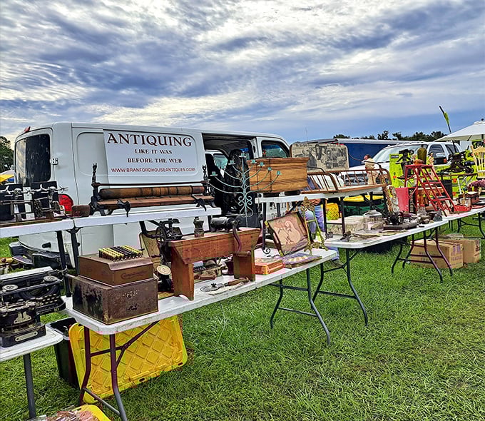 Antiquing: Like it was before the web &ndash; a vendor's clever sign perfectly captures the old-school charm of hands-on treasure hunting.
