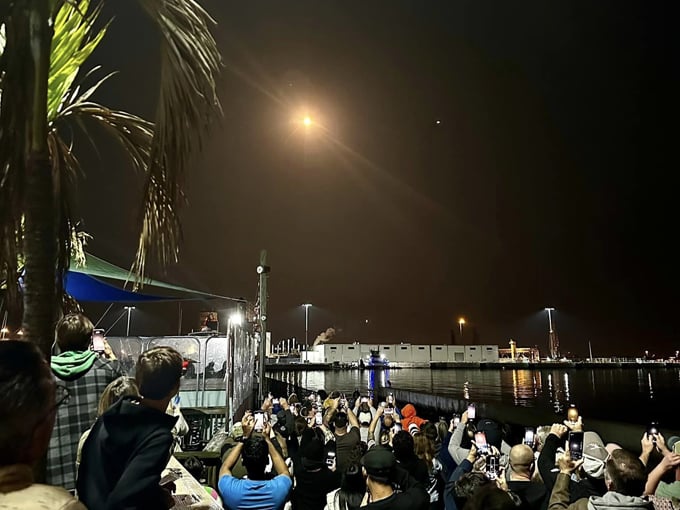 grills seafood deck tiki bar 4