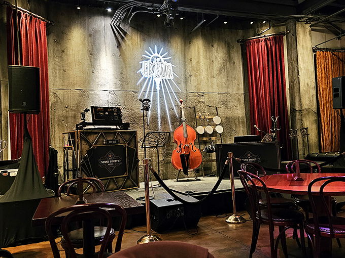 When the lights dim, The Edison's entertainment area comes alive with performances that transport diners to the height of Jazz Age excitement.