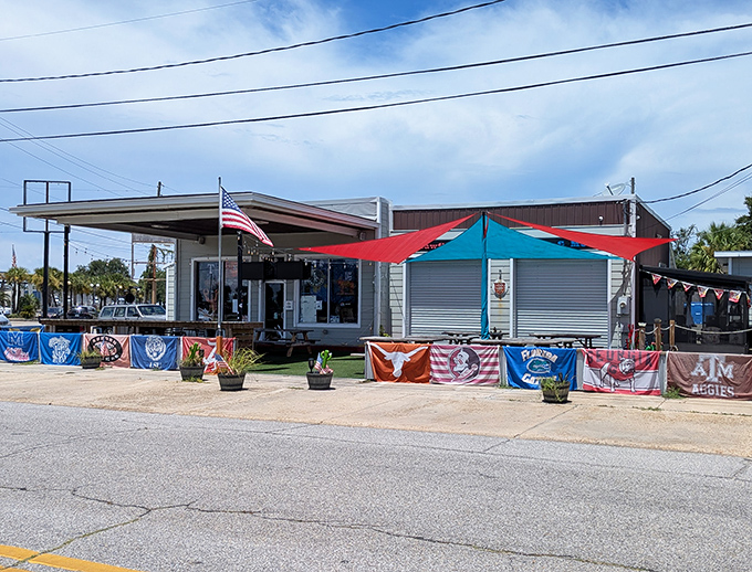 College flags and patriotic banners show off Lone Star's fun-loving personality. This casual setup is perfect for digging into messy, delicious seafood boils.