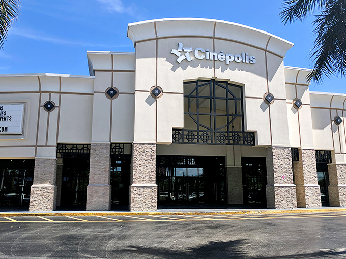 Cinépolis offers blockbusters with a side of Florida flair – movie magic meets tropical elegance in Jupiter.