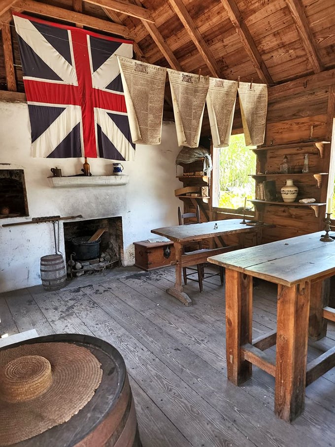 Union Jack and rustic charm &ndash; this British colonial space makes your "vintage-inspired" apartment look suspiciously modern.