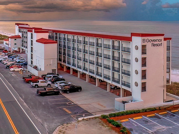 El Governor Resort stands as a Mexico Beach landmark, offering rooms with views so good you might forget to actually go to the beach.