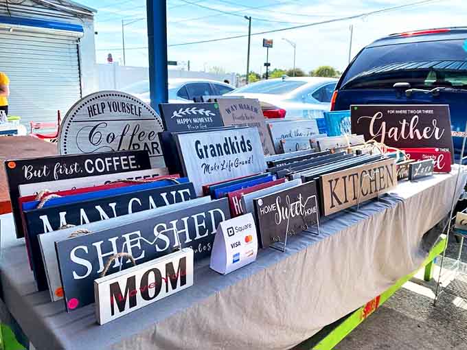 Home d&eacute;cor that speaks volumes &ndash; because nothing says "welcome to my home" like a sign that literally says "welcome to my home."