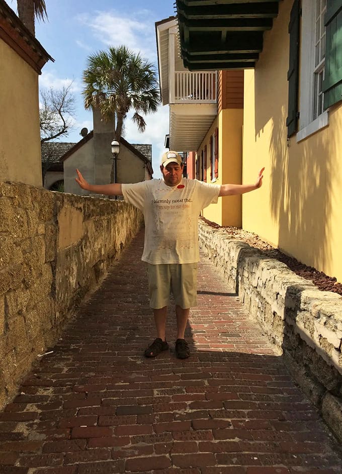 Standing in the middle of America's narrowest street is the perfect excuse for that "I can touch both walls" photo your friends definitely need to see.