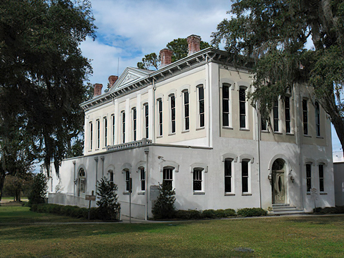 County Courthouse: This majestic white building has witnessed generations of Green Cove Springs history – if only those columns could talk!