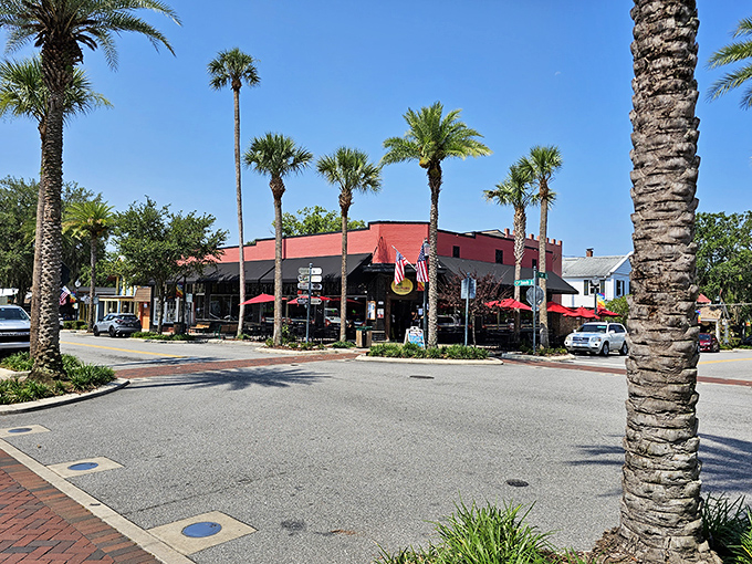 Palm-lined streets and vibrant restaurants make Mount Dora a feast for the senses, where outdoor dining creates a community atmosphere.