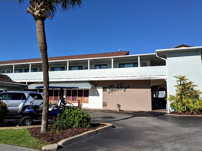 bobbys restaurant and lounge 1