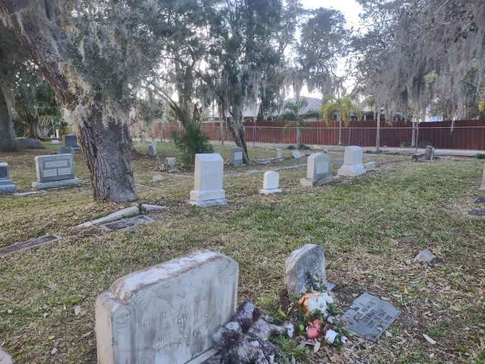 This Florida Historic Cemetery Is A Haven Of Tranquility Beneath ...