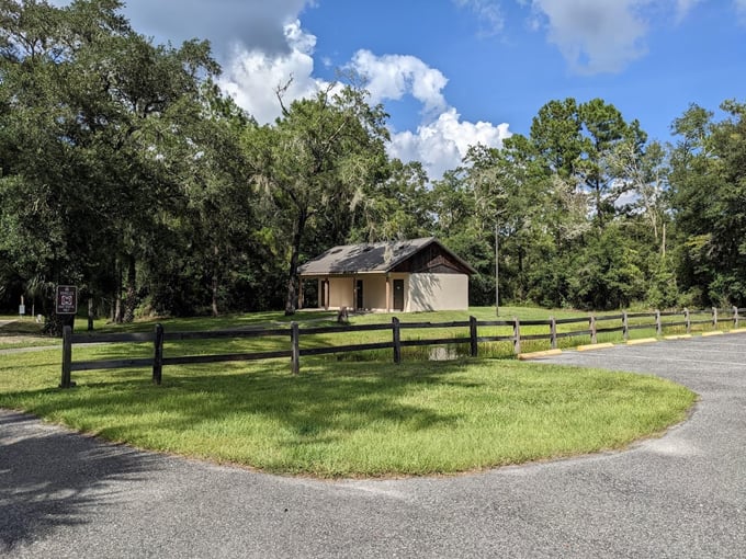 ruins of the hampton springs hotel 7