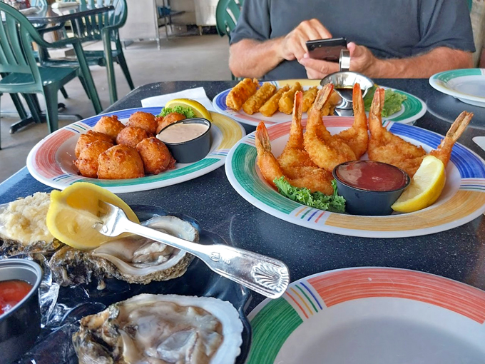 shrimpers grill and raw bar 4