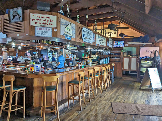 shrimpers grill and raw bar 9