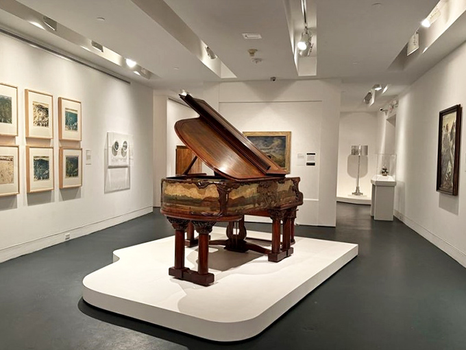 This Baldwin American Art Piano isn't just a musical instrument &ndash; it's a canvas, a sculpture, and a time machine to Jazz Age soir&eacute;es.