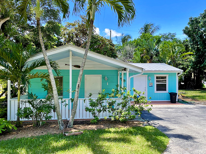 Charming Old Florida cottages in impossible shades of turquoise remind us why snowbirds rarely fly back north.