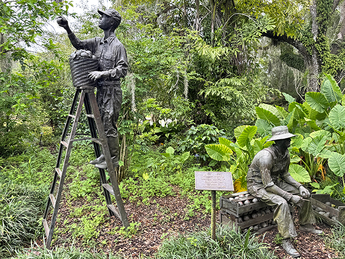 These bronze figures capture the essence of Florida's citrus heritage – hard work immortalized in metal and memory.