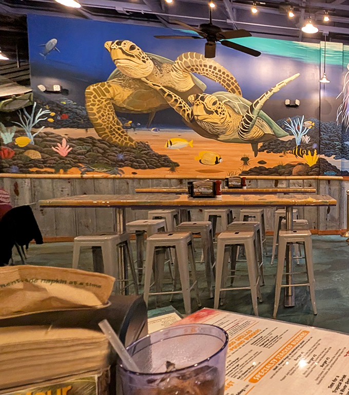 Sea turtle art that watches over diners like the guardian spirits of delicious seafood. A feast for the eyes and stomach!