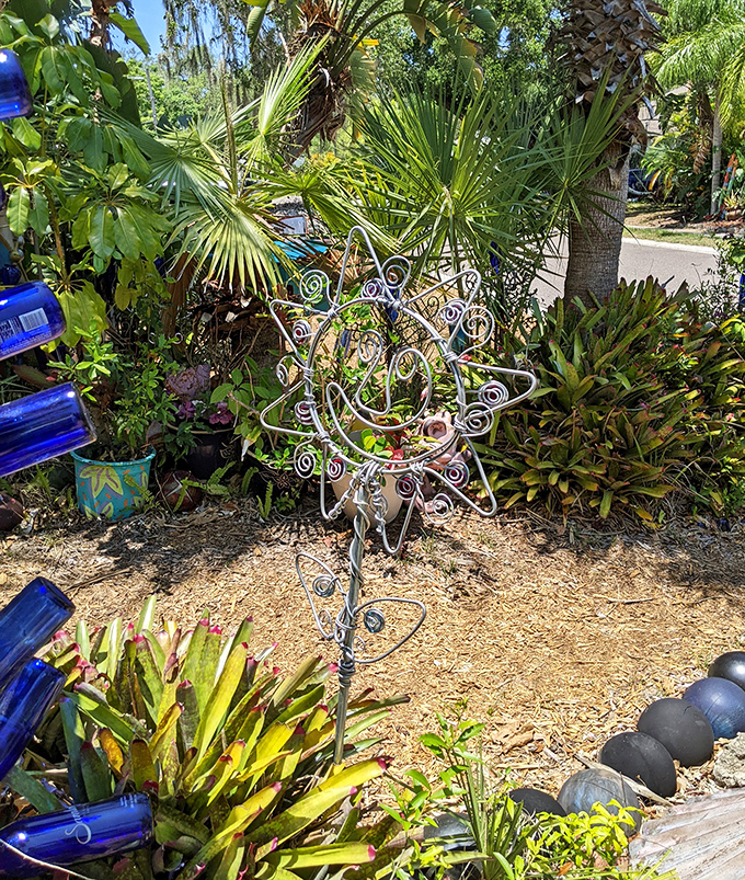 A wire sun sculpture captures Florida's famous rays in artistic form &ndash; because regular sunshine just wasn't quite spectacular enough.