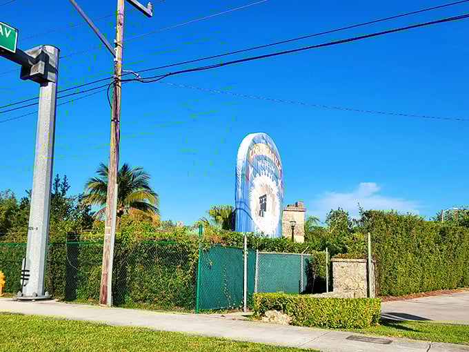 You can&rsquo;t miss it! A slightly quirky, towering sign welcomes you to this legendary, unforgettable Florida landmark.