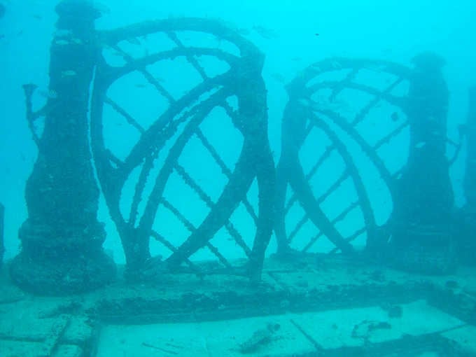 These underwater gates stand like a portal between worlds, their chains and columns reminiscent of a maritime Atlantis.