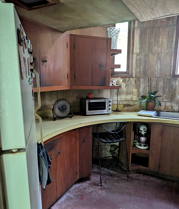 The kitchen curves like everything else in Wright's world – cooking becomes a dance when no wall dares to be straight.