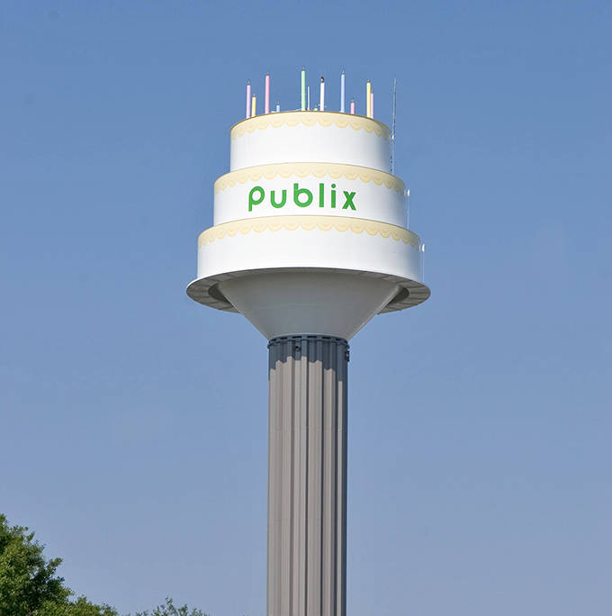 Against a cloudless sky, every detail of the cake tower pops &ndash; a testament to the maintenance crew who keeps this confection looking fresh-baked year-round.