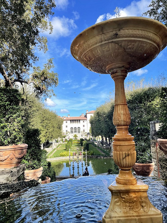 A fountain overlook that frames the villa perfectly, because someone understood that good design is all about creating those picture-perfect moments.