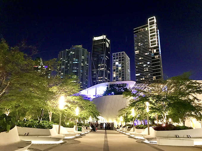 As night falls, the museum glows like a lantern, lighting a path through the darkness for those seeking beauty after sunset.