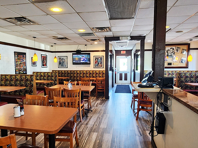 Classic diner charm meets Hollywood nostalgia inside Flashback. The wooden booths have probably heard more confessions, celebrations, and breakfast debates than a lifetime of talk shows.