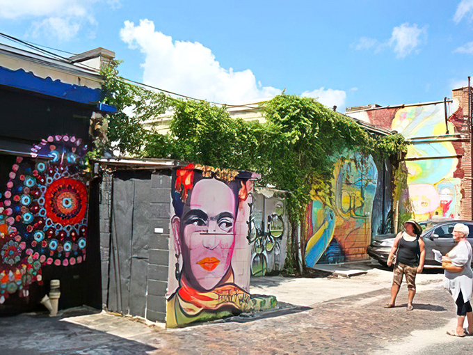 Street art that stops traffic – literally. Visitors often find themselves frozen in admiration before these masterpieces.