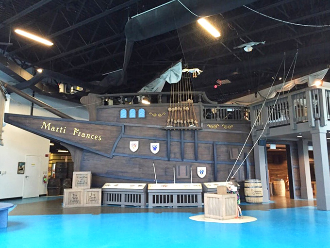 All hands on deck! The impressive "Marti Frances" pirate ship invites young buccaneers to navigate imaginary seas.