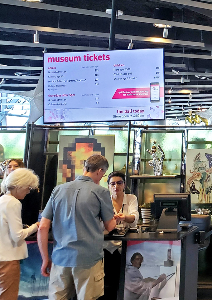 Visitors purchasing tickets at the entrance, the first step in their journey through the labyrinth of Dal&iacute;'s imagination.