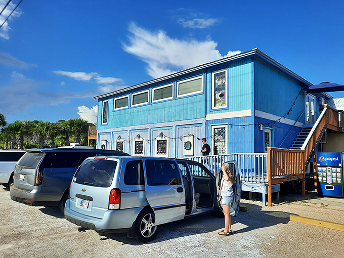 The vibrant blue Cone Heads 8020 beckons with promises of creamy ice cream treats &ndash; the perfect remedy for sun-soaked afternoons.