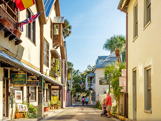 Street-side cafes understand that outdoor dining isn't just about the food&mdash;it's about becoming part of the scenery in America's most picturesque historic district.