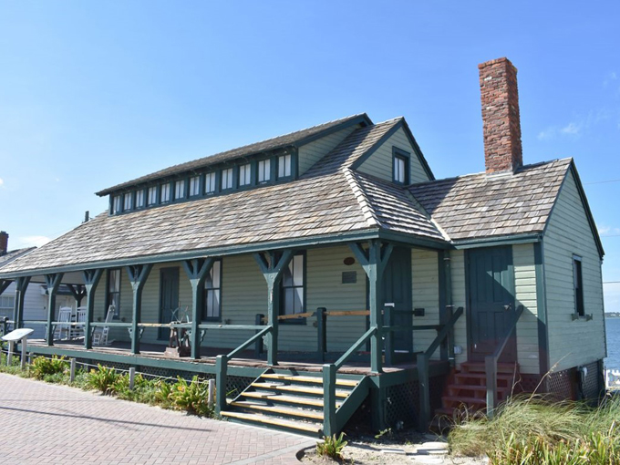 gilberts bar house of refuge 1