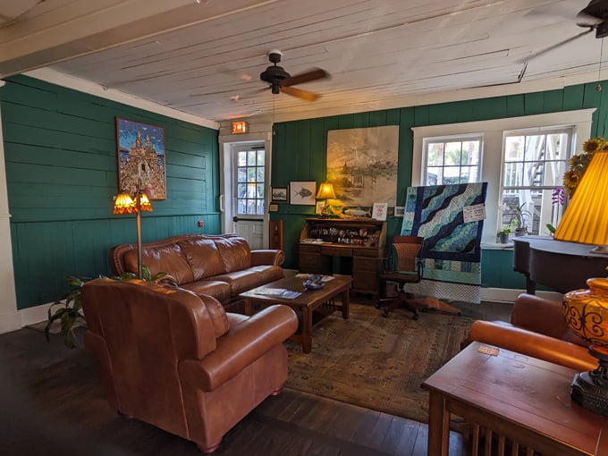 the island hotel and restaurant 4