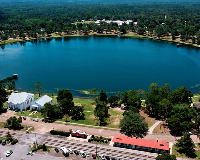 Lake DeFuniak's perfect circular shape isn't just pretty – it's one of only two naturally round spring-fed lakes in the world. Mother Nature showing off her protractor skills!