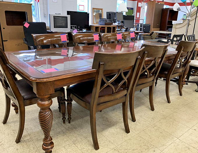 This dining set has hosted countless family meals and is ready for more &ndash; just add your loved ones and some home cooking.