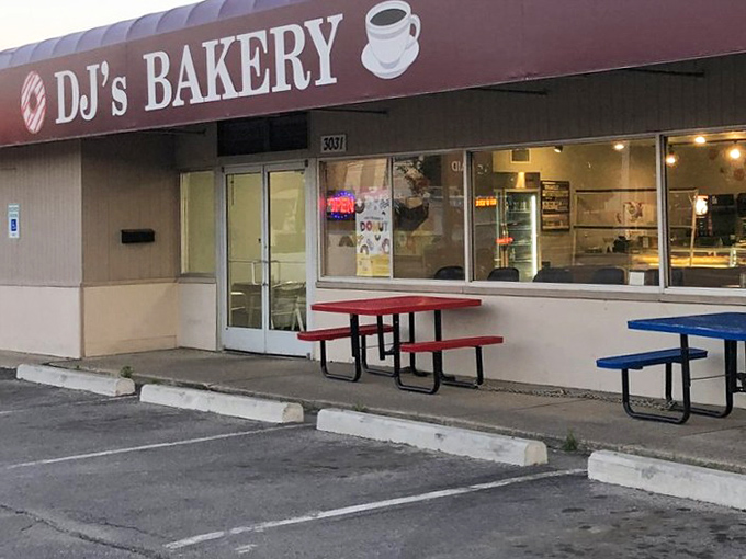 Even from the outside, DJ's promises simple pleasures &ndash; no frills, just thrills for your taste buds.