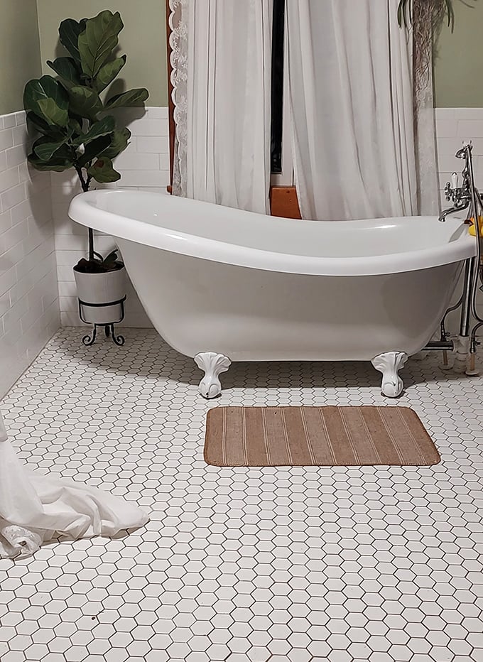 This clawfoot beauty represents bathroom luxury from an era when indoor plumbing itself was still somewhat novel in Florida.
