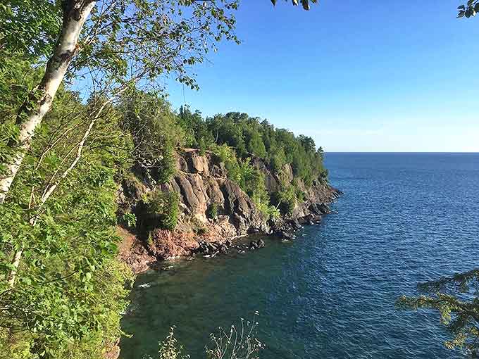 Presque Isle Park's rugged cliffs plunge dramatically into Lake Superior's depths &ndash; Mother Nature showing off her vertical landscaping skills.
