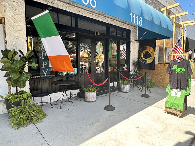 The Irish flag waves a c&eacute;ad m&iacute;le f&aacute;ilte to passersby, while velvet ropes hint at the exclusive experience waiting inside.