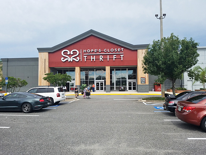 The welcoming parking area offers plenty of space&mdash;because serious treasure hunters need room for their newfound bounties.