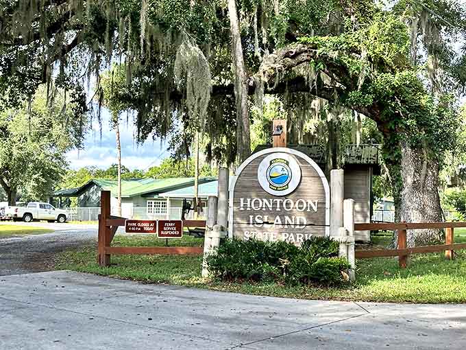 The "2 Minutes" sign has become a beacon for hungry travelers and locals alike, promising honest food without pretension just off Gall Boulevard.