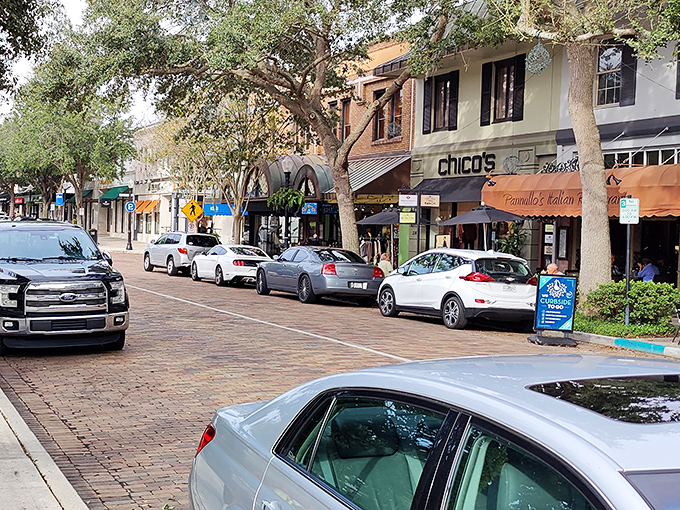 Downtown Winter Park invites leisurely exploration with its charming storefronts and restaurants &ndash; each one promising discoveries that chain stores simply can't deliver.