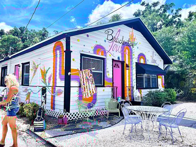The Bradenton Village Inn welcomes visitors with a riot of colors and patterns &ndash; Florida hospitality with an artistic twist!