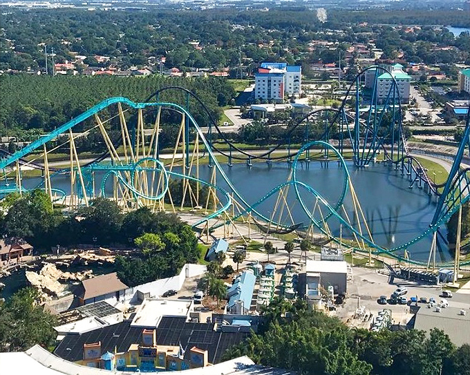 Central Lake View: The park's sprawling 200 acres wrap around a serene central lagoon, where coaster tracks and marine habitats create a unique skyline unlike any other Orlando attraction.