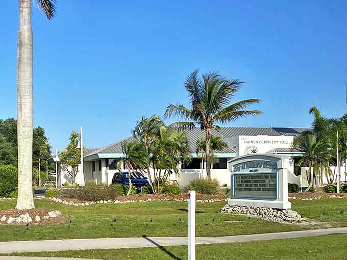 Even municipal buildings get the island treatment here – palm trees included, no suits required.