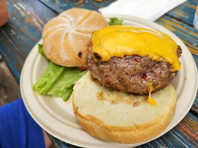 Fresh lettuce, ripe tomato, and a bun that knows its supporting role – sometimes the classics become classics for good reason.